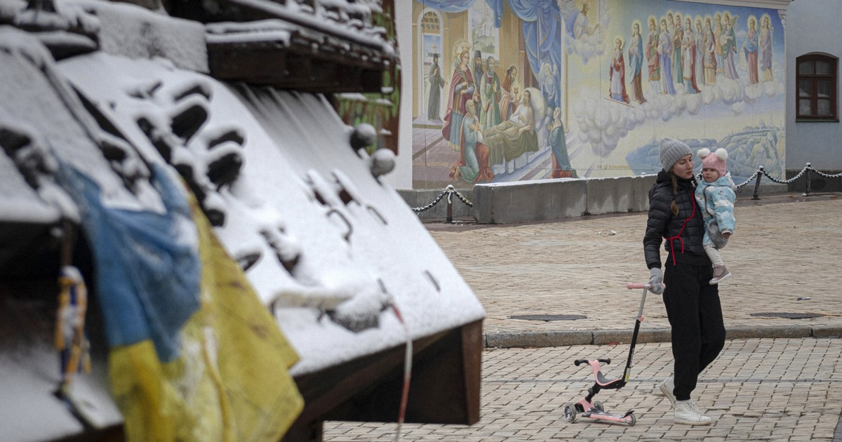 Russia launches missile barrage on Ukraine as 1st snow falls - The Mainichi