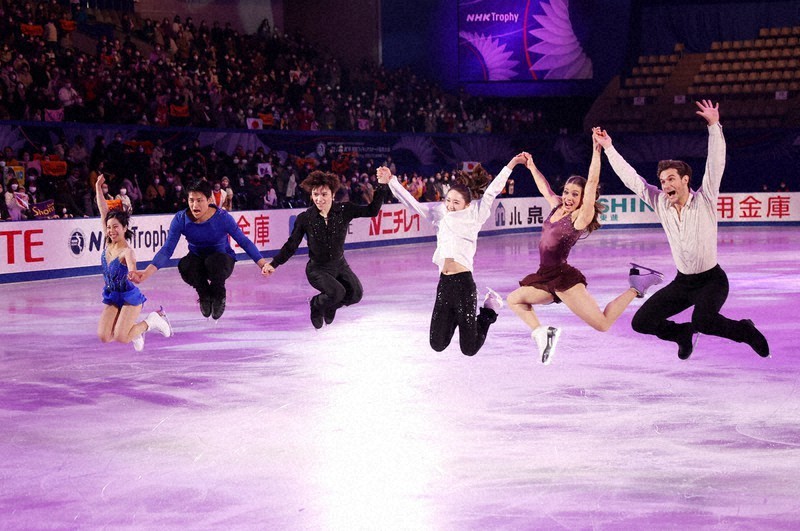 Japan Photo Journal: Figure skating's NHK Trophy winners jump for joy ...