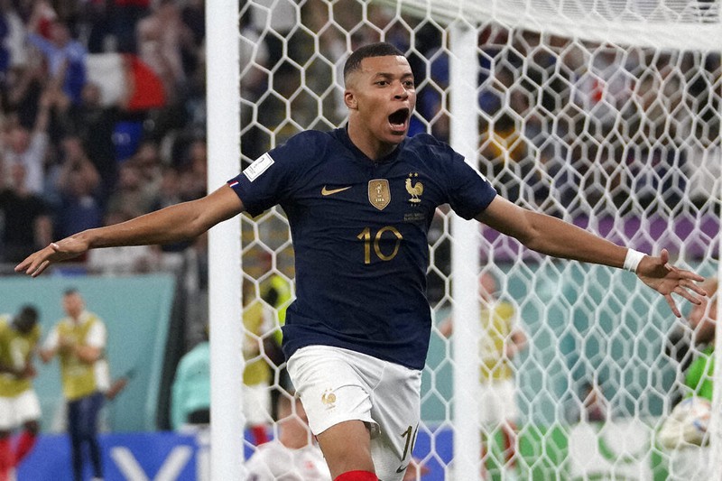 Mbappe scores 2, France reaches knockout stage of World Cup - The Mainichi