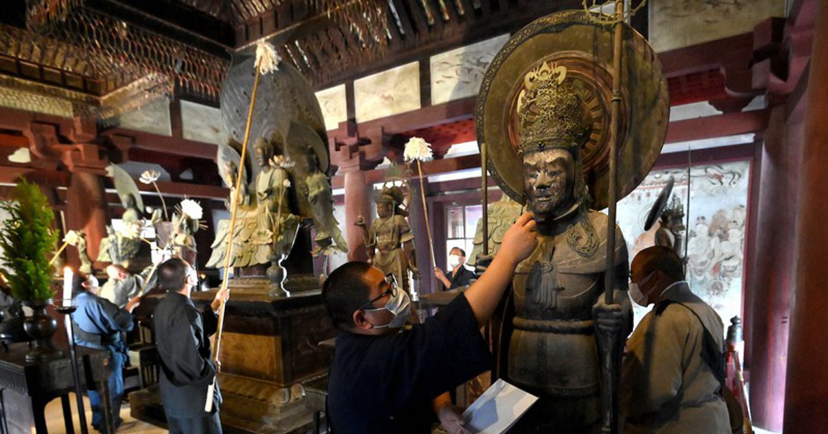 In Photos: Annual cleanup of Buddhist statues at Nara Pref.'s Horyuji ...