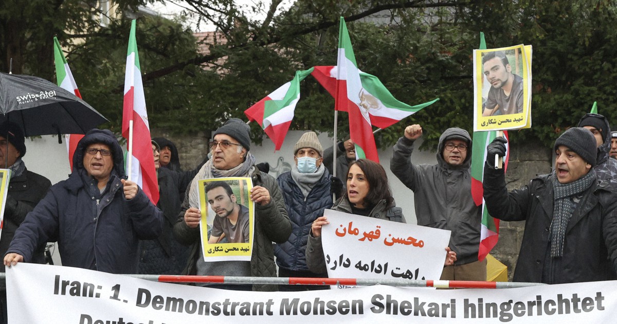 Iran execution: Man hung from crane in public amid protests - The Mainichi