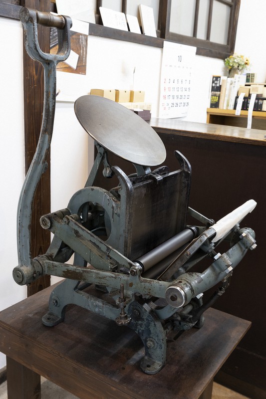 Retro Japan in Photos: 112-yr-old Tokyo press still making its imprint ...
