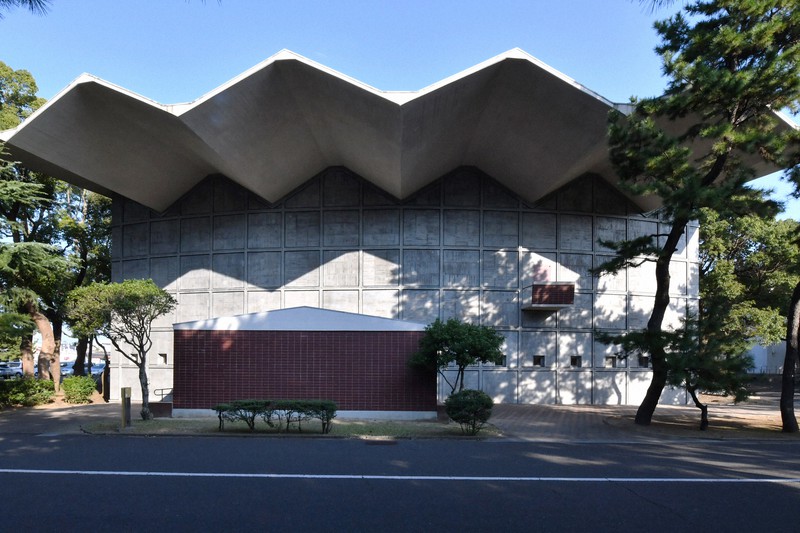 Retro Japan: Characteristic zigzag roof, wall adorn university hall in ...