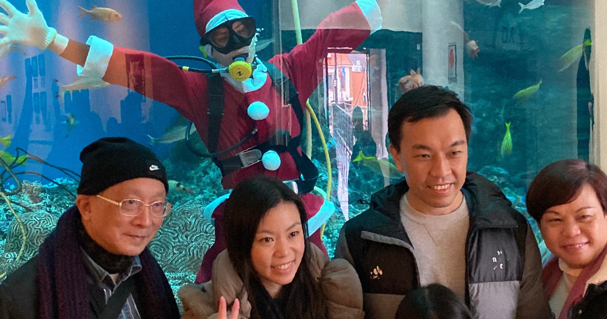 Diving Santa Claus feeds fish, poses for photos in tank at Hokkaido ...