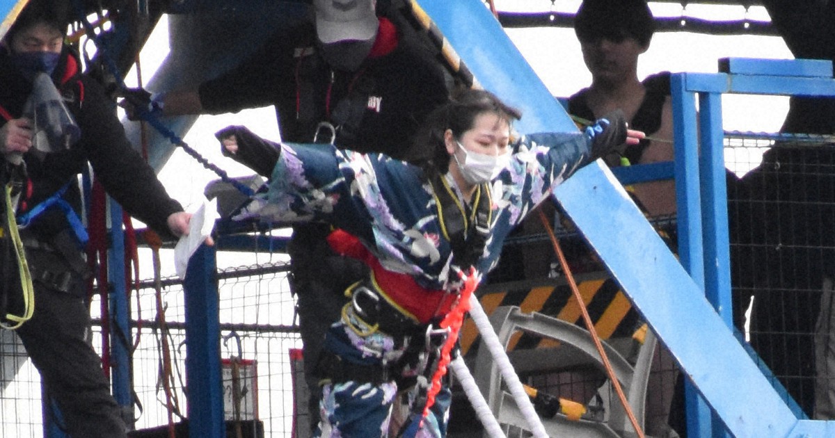 20-year-olds bungee jump from 100-m high east Japan bridge in annual ...
