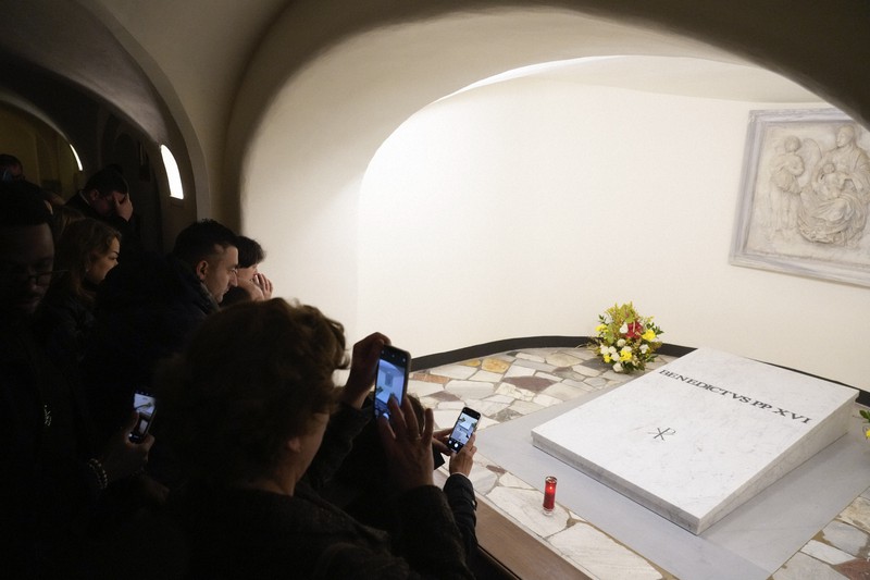 Public now can see Benedict's tomb at St. Peter's Basilica - The Mainichi