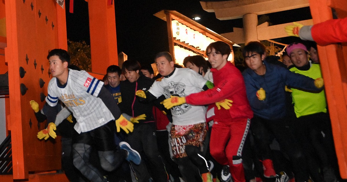 Univ. student wins new year good luck race at Japan shrine held for 1st ...
