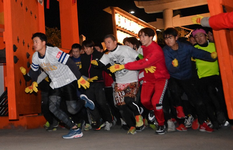 Univ. student wins new year good luck race at Japan shrine held for 1st ...