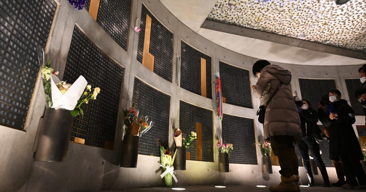 In Photos: People mourn victims on 28th anniv. of Kobe quake - The Mainichi