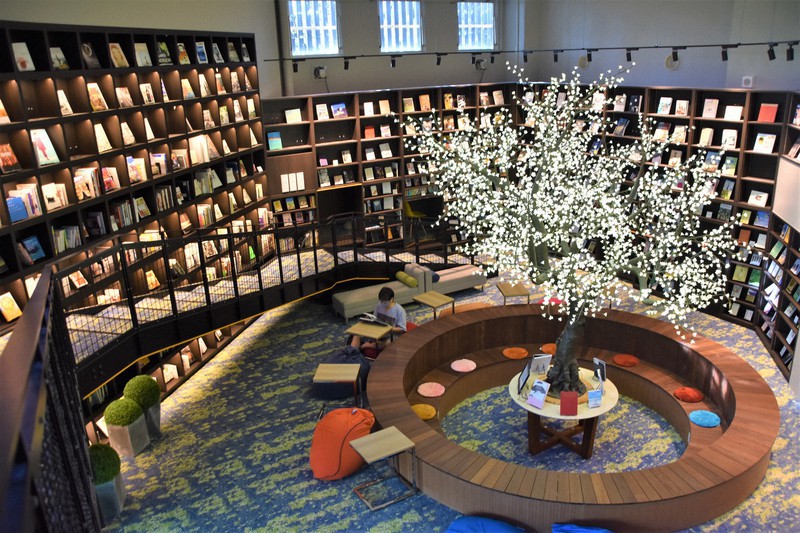 In Photos: West Japan bathing facility boasts library with 10,000 books ...