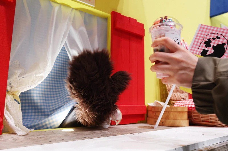 In Photos: 'Bear' employees seeking mental support serve customers at ...