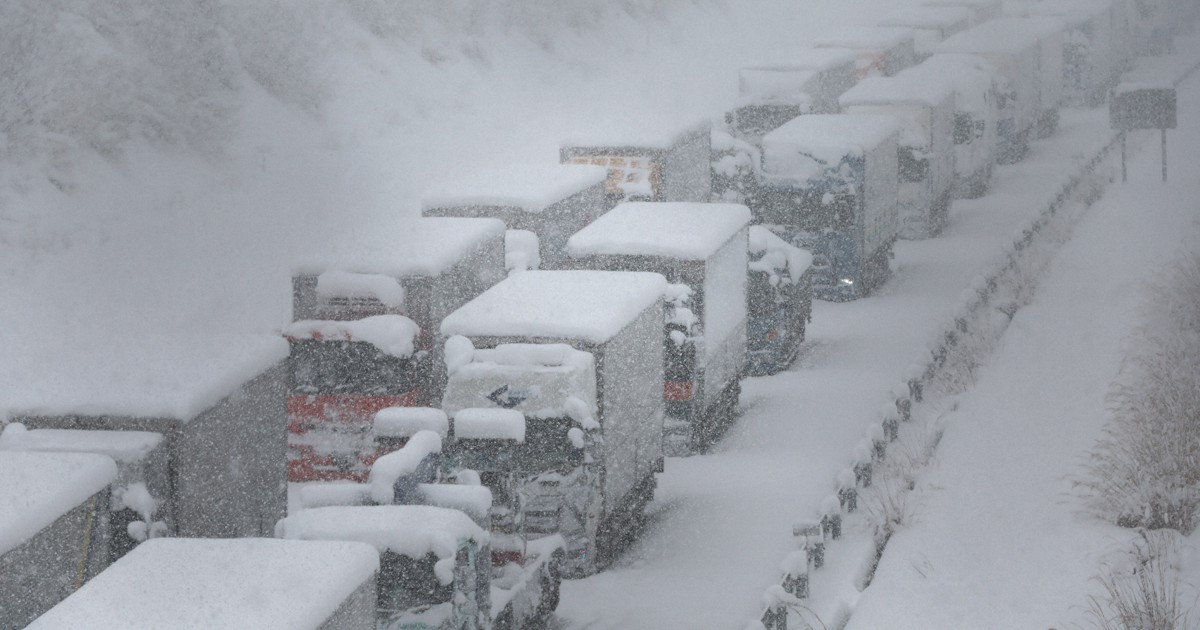 Stranded vehicles freed from heavy snow in western Japan - The Mainichi