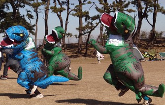 Dino-mite dash! 60 people in T-rex costumes race at east Japan park ...