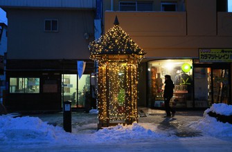 Dial up some warmth at illuminated phone booth in snowy northeast Japan ...