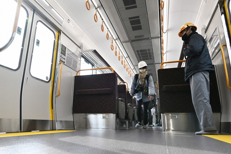 JR西日本が新型車両「Urara」を公開 [写真特集3/8] | 毎日新聞