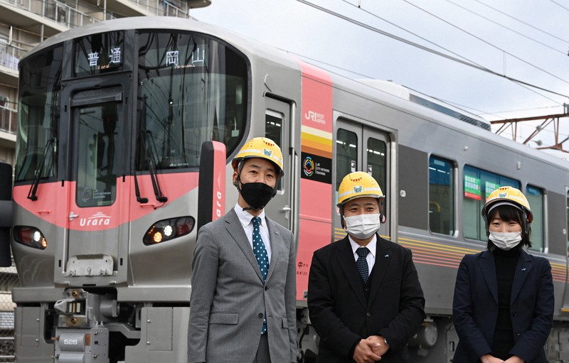 JR西日本が新型車両「Urara」を公開 [写真特集3/8] | 毎日新聞