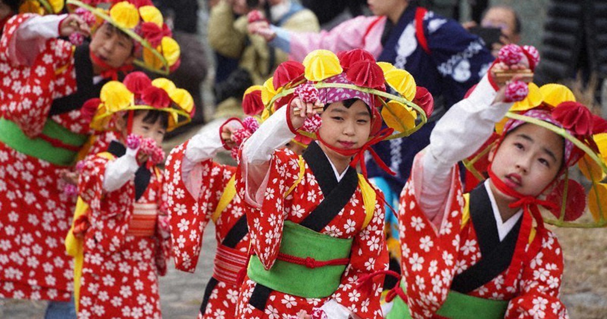Women dedicate 'rice planting dance' to shrine in Fukushima Pref. after ...