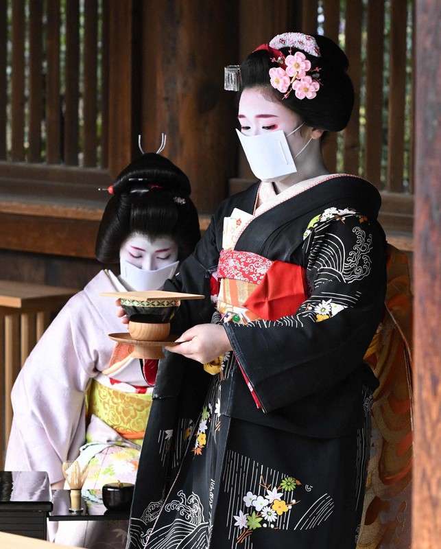 In Photos: Geisha, maiko serve tea at ancient Kyoto shrine plum blossom ...