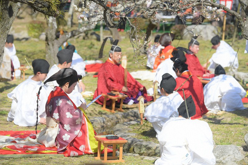 In Photos: People in kimonos compose poems at Japan's Dazaifu Tenmangu ...