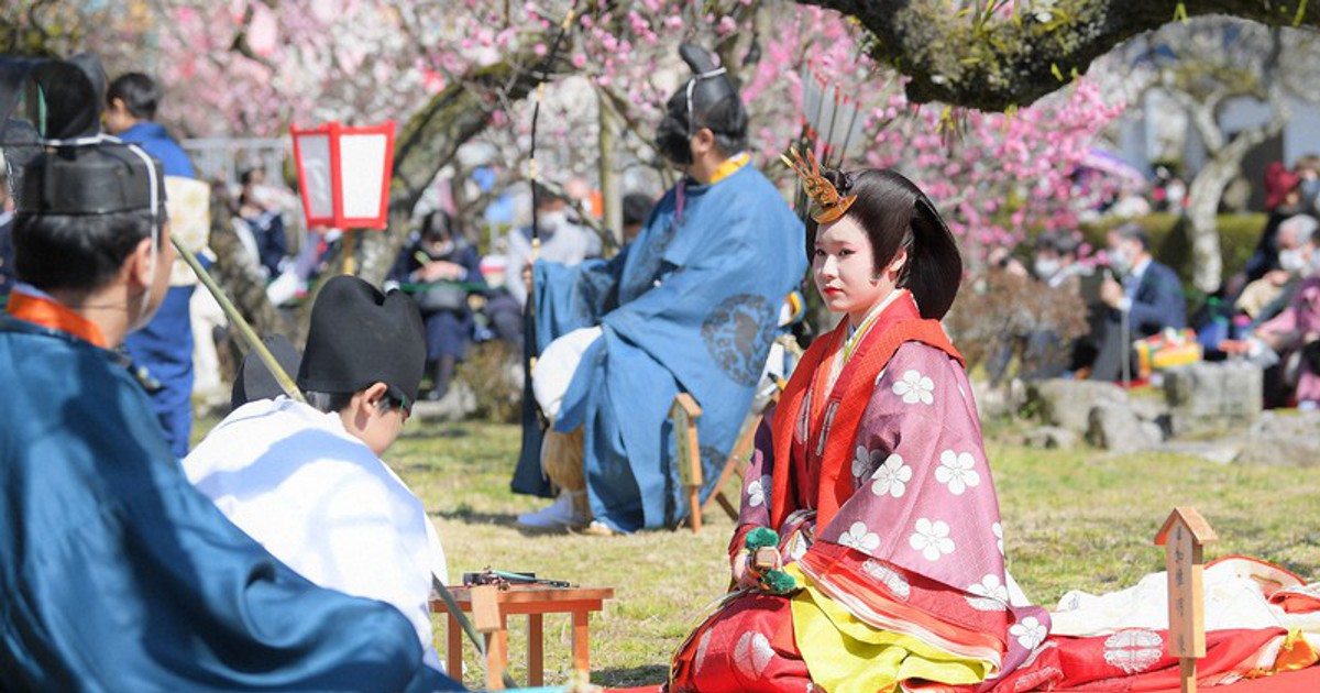 In Photos: People in kimonos compose poems at Japan's Dazaifu Tenmangu ...