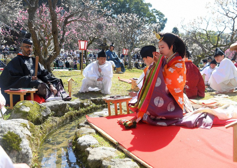 In Photos: People in kimonos compose poems at Japan's Dazaifu Tenmangu ...