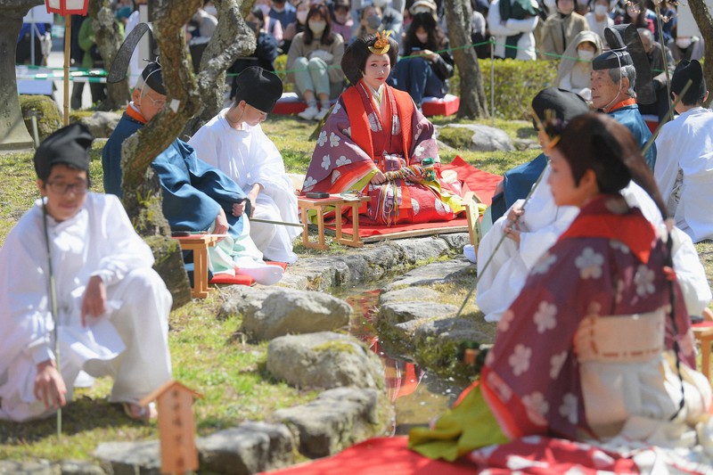 In Photos: People in kimonos compose poems at Japan's Dazaifu Tenmangu ...