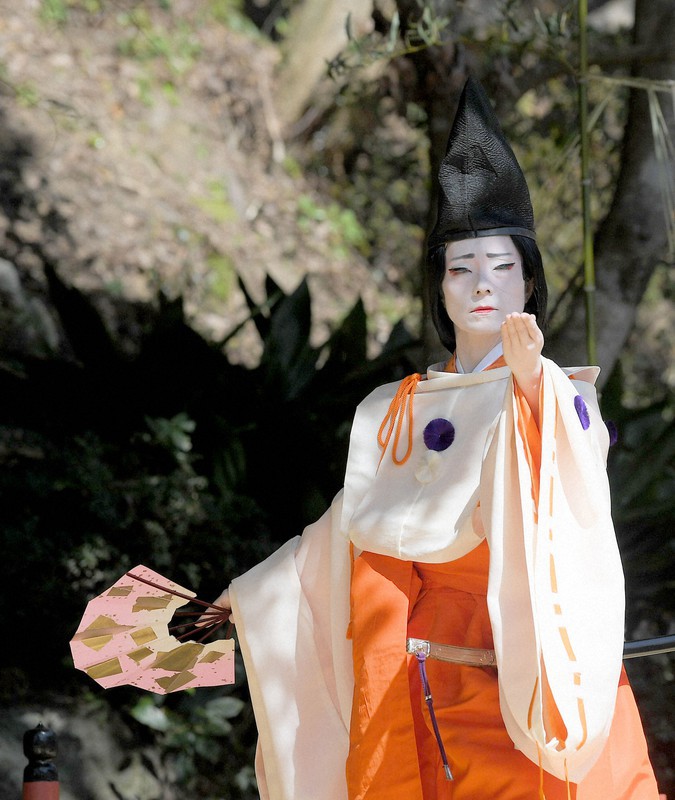 In Photos: People in kimonos compose poems at Japan's Dazaifu Tenmangu ...