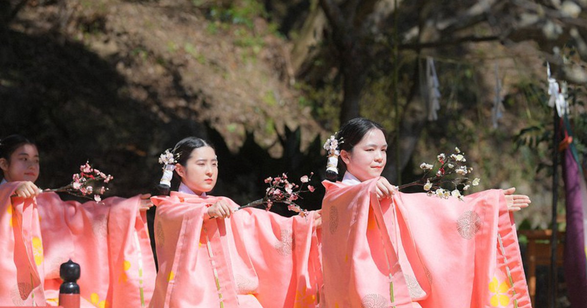 In Photos: People in kimonos compose poems at Japan's Dazaifu Tenmangu ...