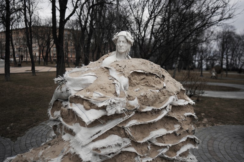 Ukraine: Objects of war become new normal in Kyiv scenery - The Mainichi