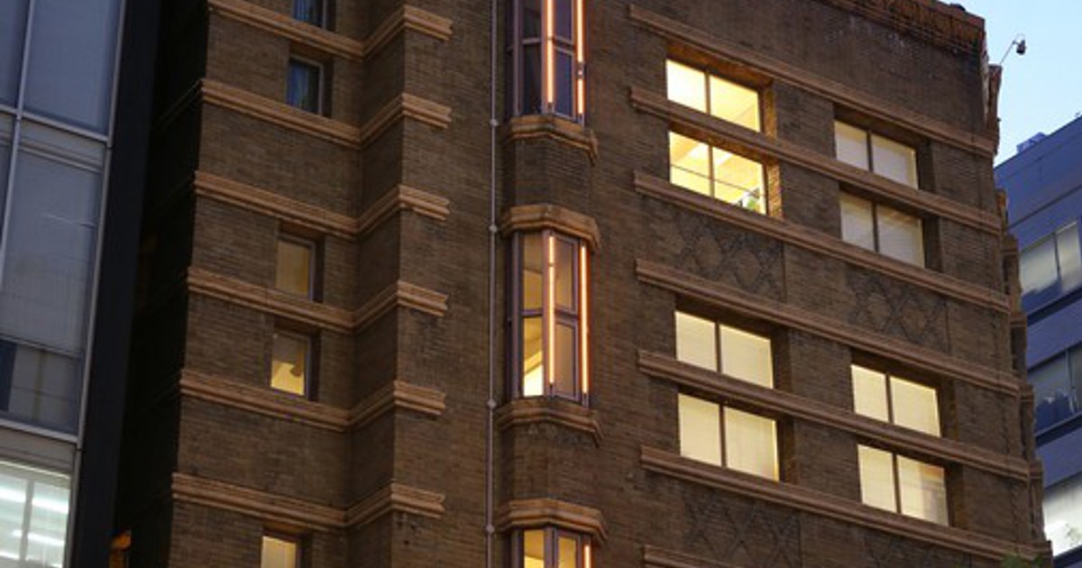 Retro Japan in Photos: Pendulum clock-shaped building in Osaka stands ...