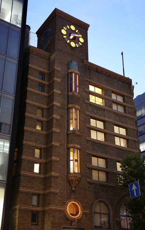 Retro Japan in Photos: Pendulum clock-shaped building in Osaka stands ...
