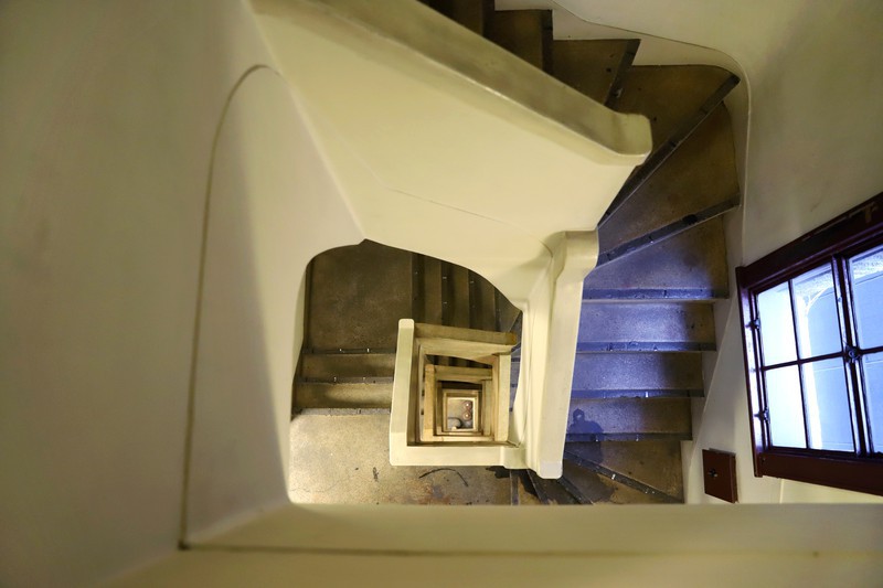 Retro Japan in Photos: Pendulum clock-shaped building in Osaka stands ...