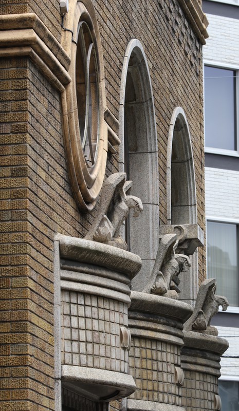 Retro Japan in Photos: Pendulum clock-shaped building in Osaka stands ...