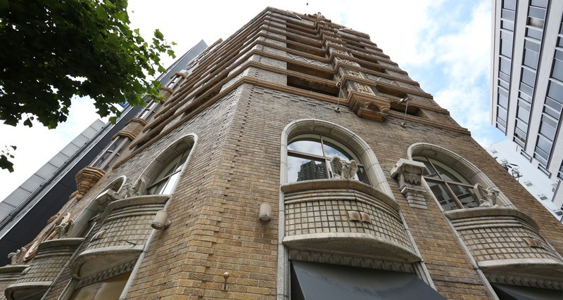 Retro Japan in Photos: Pendulum clock-shaped building in Osaka stands ...