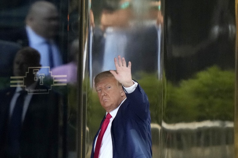 トランプ前大統領が赤ネクタイでny入り 4日、検察に出頭へ 毎日新聞