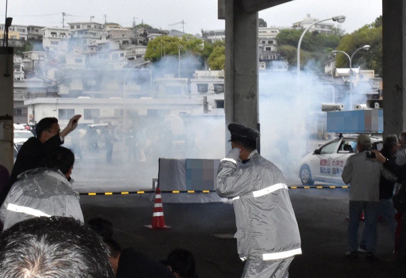 In Photos: Smoke bomb attack on Prime Minister Kishida - The Mainichi
