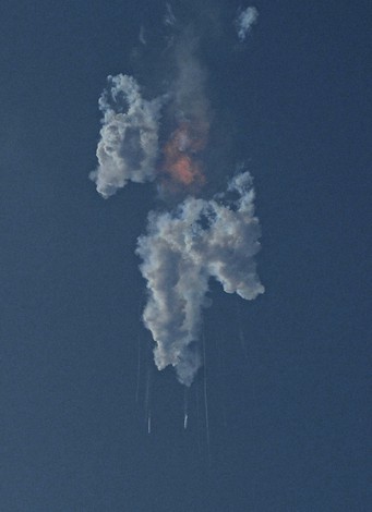 SpaceX giant rocket explodes minutes after launch from Texas - The Mainichi