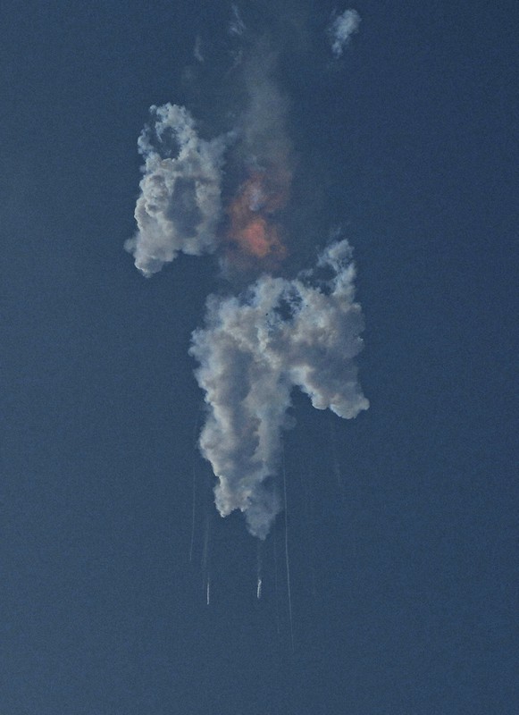SpaceX giant rocket explodes minutes after launch from Texas - The Mainichi