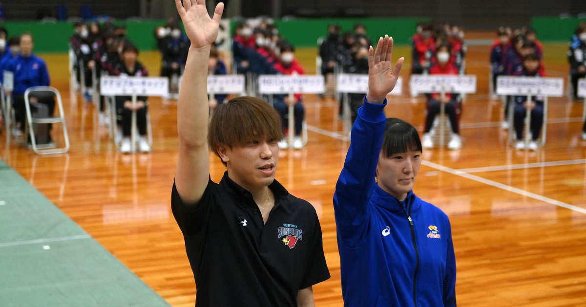 黒鷲旗バレー開幕 4年ぶりの開会式 男女31チーム出場、6日まで | 毎日新聞