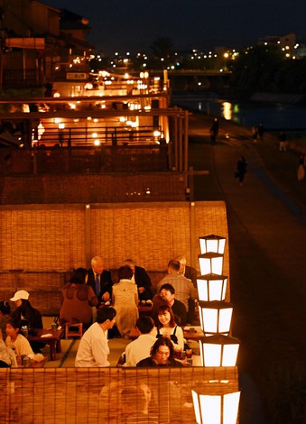 Restaurants start traditional riverside dining for the season in Kyoto ...