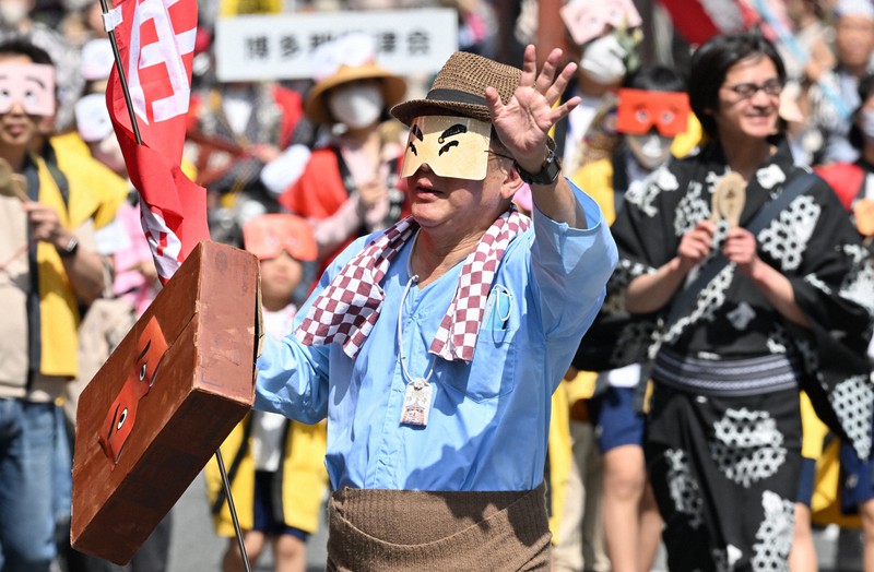 博多どんたく港まつり、4年ぶり通常開催 初日は見物客100万人 [写真特集27 38] 毎日新聞
