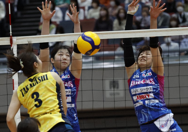 サントリーが3連覇へさらに一歩 黒鷲旗バレー大会第4日 [写真特集1/33] | 毎日新聞