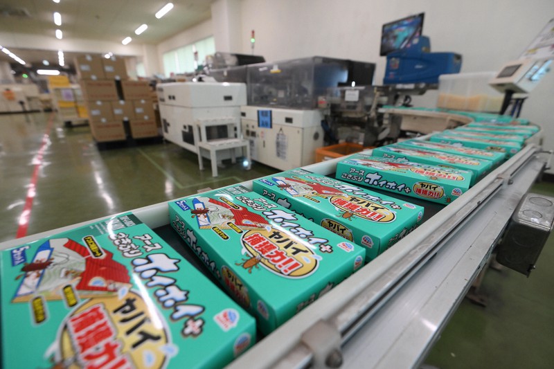 Japanese roach traps' 'stick-to-itiveness' still unmatched after 50 yrs ...