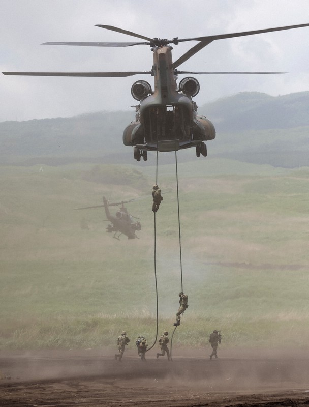 多用途ヘリコプター「UH2」も初登場 陸自が富士総合火力演習 [写真特集2/16] | 毎日新聞