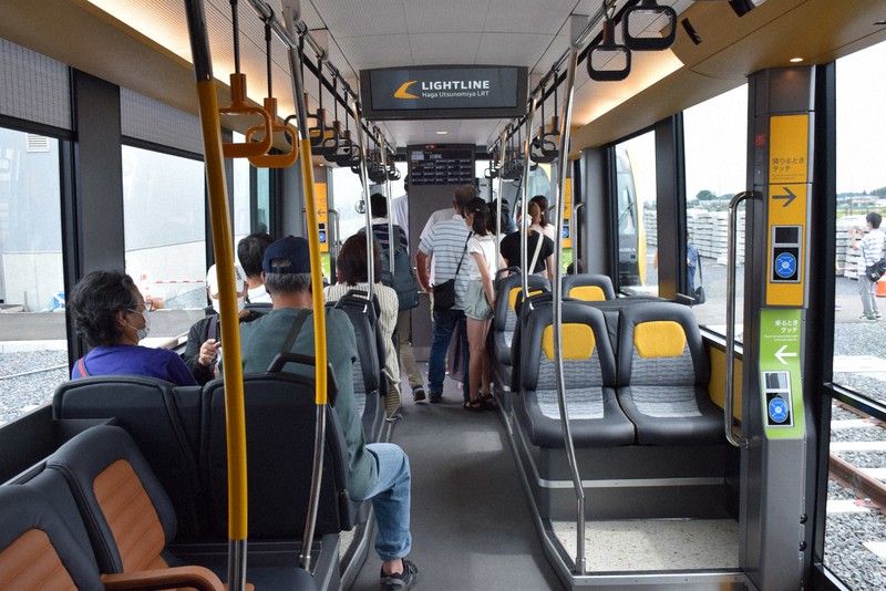 車両と並んで映える LRT運転士らの制服お披露目 宇都宮 [写真特集4/10] | 毎日新聞