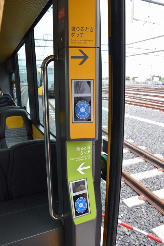 車両と並んで映える LRT運転士らの制服お披露目 宇都宮 [写真特集8/10] | 毎日新聞