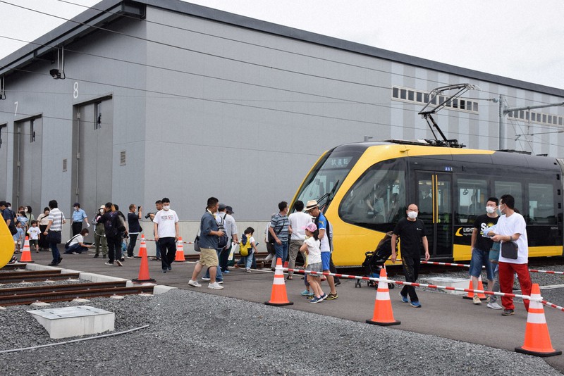 車両と並んで映える LRT運転士らの制服お披露目 宇都宮 [写真特集2/10] | 毎日新聞