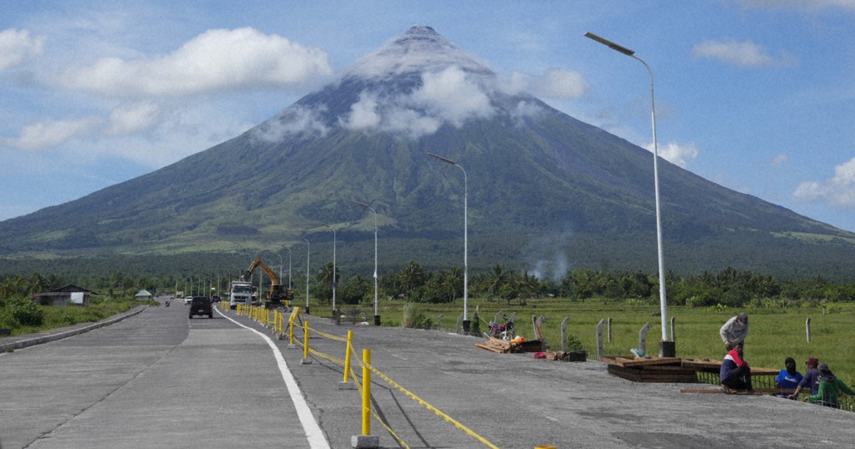 Lava pours from crater of Philippines' Mayon Volcano, thousands warned ...
