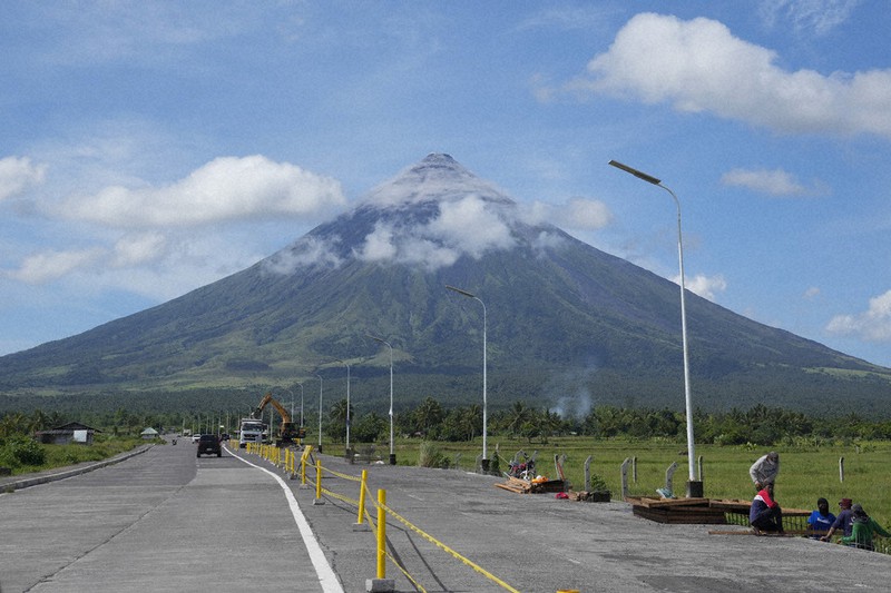 Lava pours from crater of Philippines' Mayon Volcano, thousands warned ...