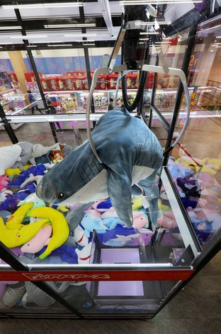 Giant 'mega crane' games with huge prizes popular at Japan arcades ...